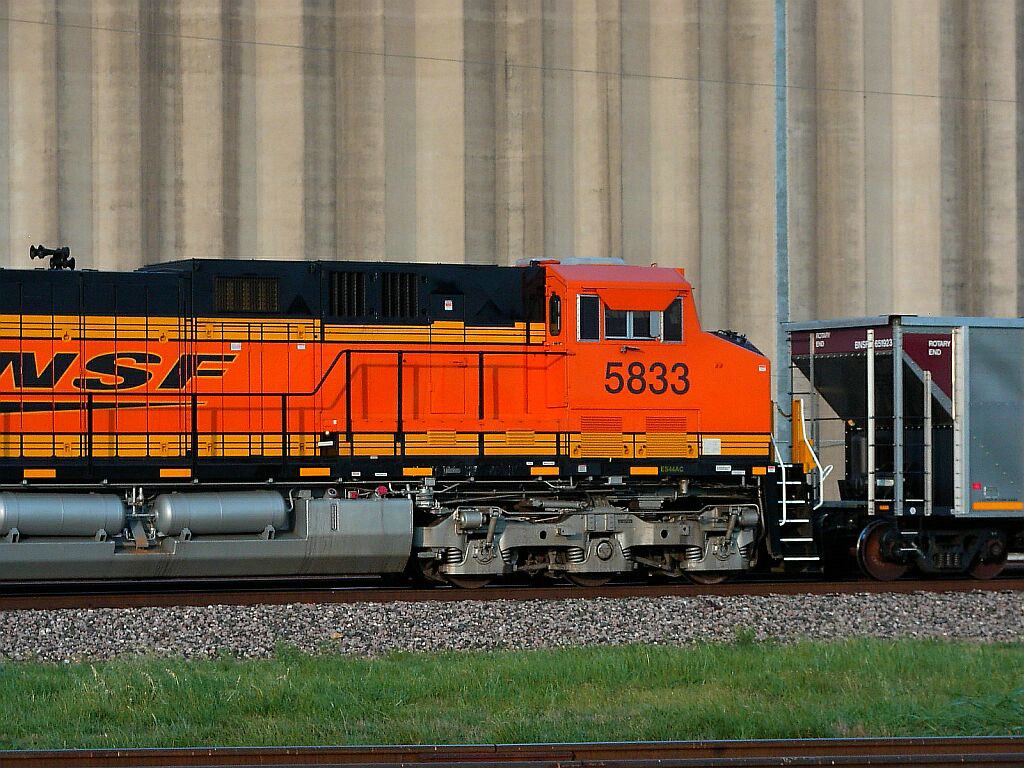 BNSF 5833